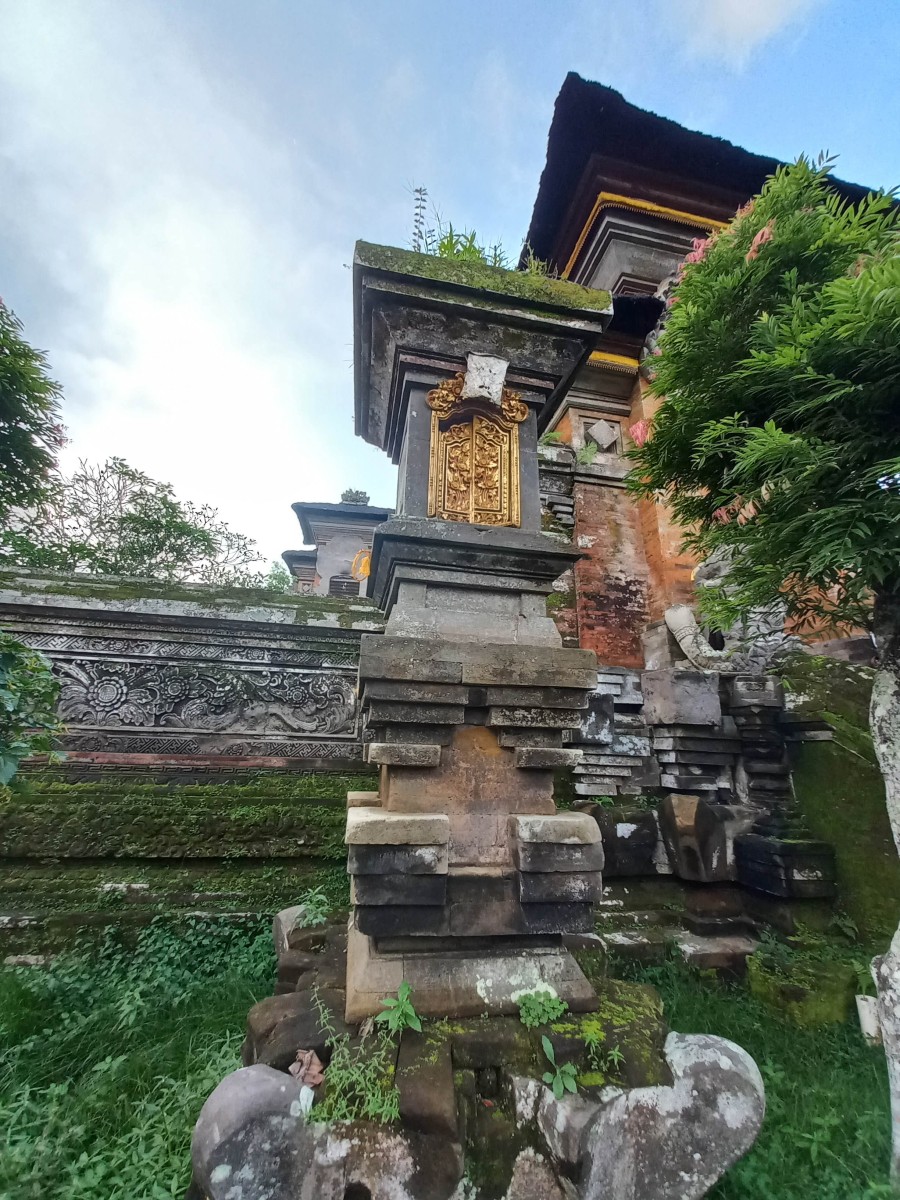 Pelinggih Apit Lawang Kori Agung