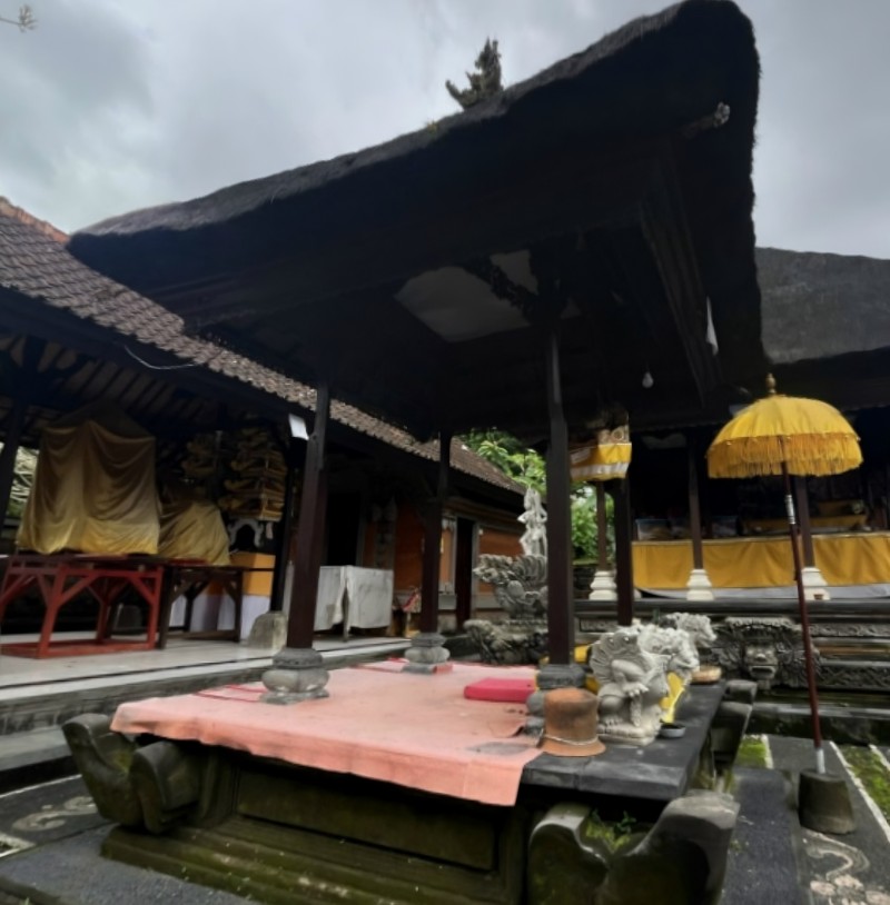 Bale Pewedan Pura Desa